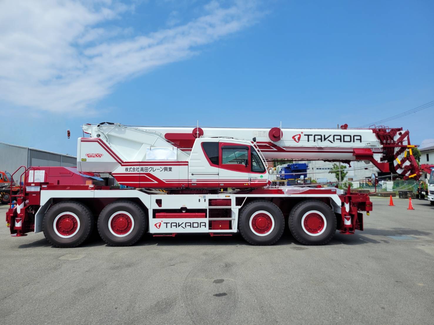 70tラフタークレーン(GR-700N-2)新車1台納車されました。 | 株式会社髙田クレーン興業 | 大阪市西淀川区を拠点に建設工事におけるクレーン重機のリーシングや輸送運搬を行う
